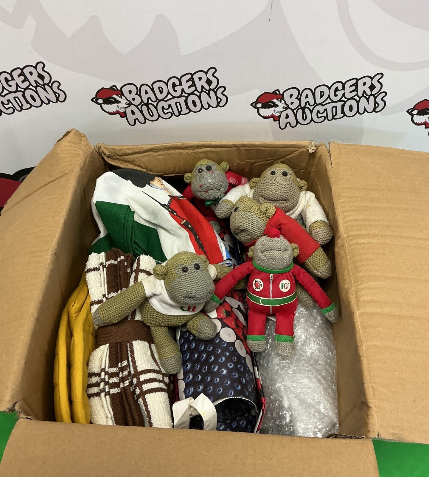 Box of mixed kitchen items inc PG tips Monkey figures – Badgers Auctions