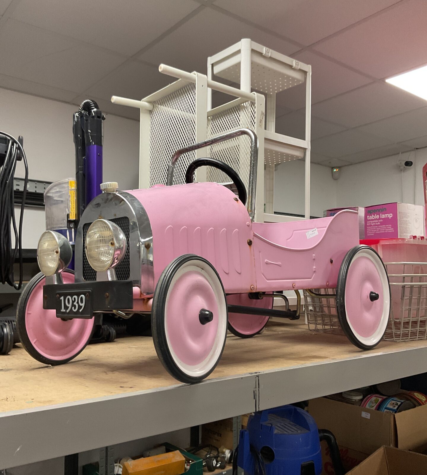 Pink metal ride in childs classic car – Badgers Auctions