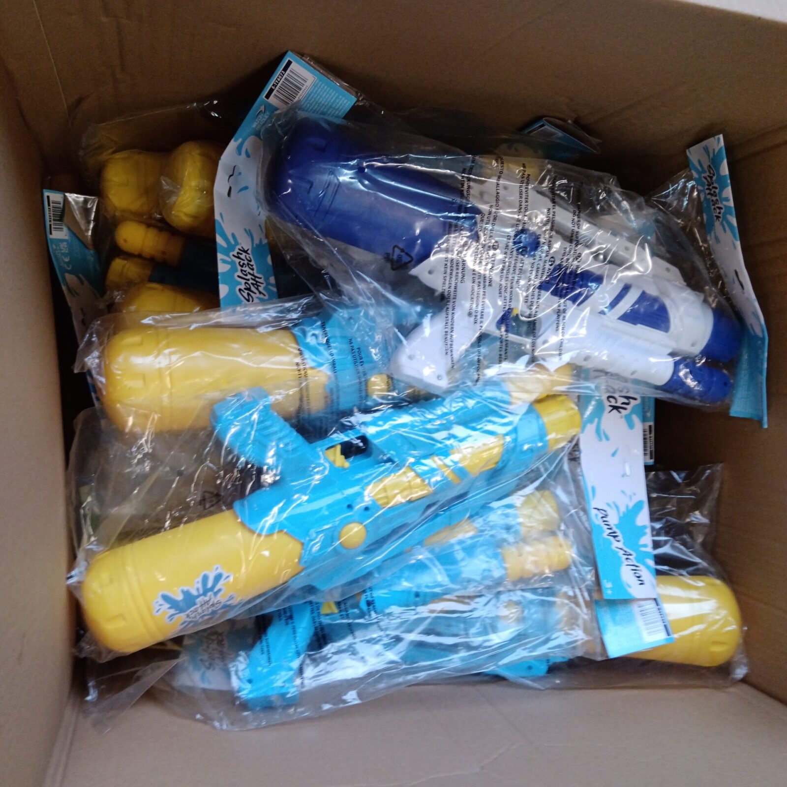 Box of new splash attack pump action water guns – Badgers Auctions