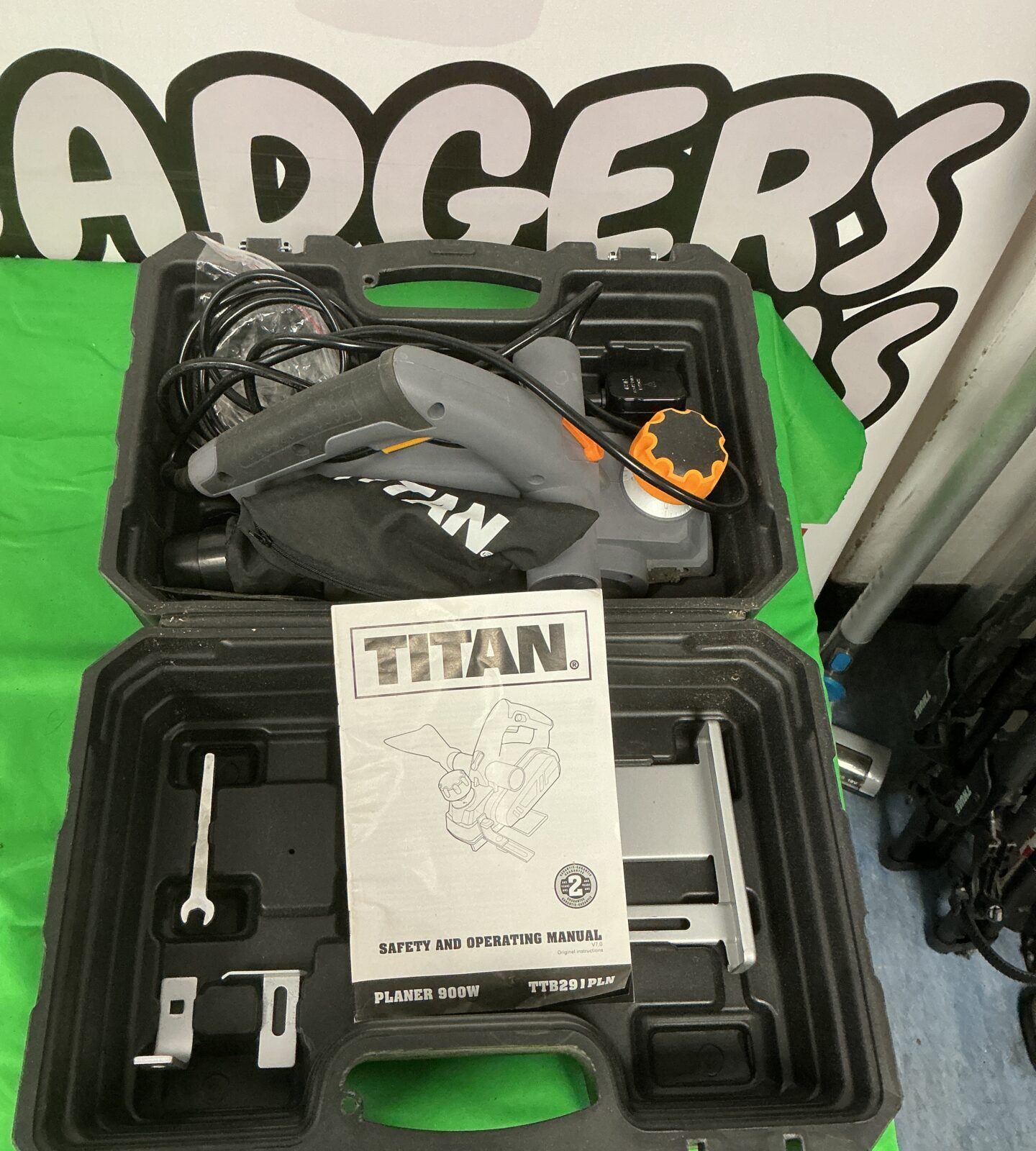 Titan Planer 900w in case – Badgers Auctions