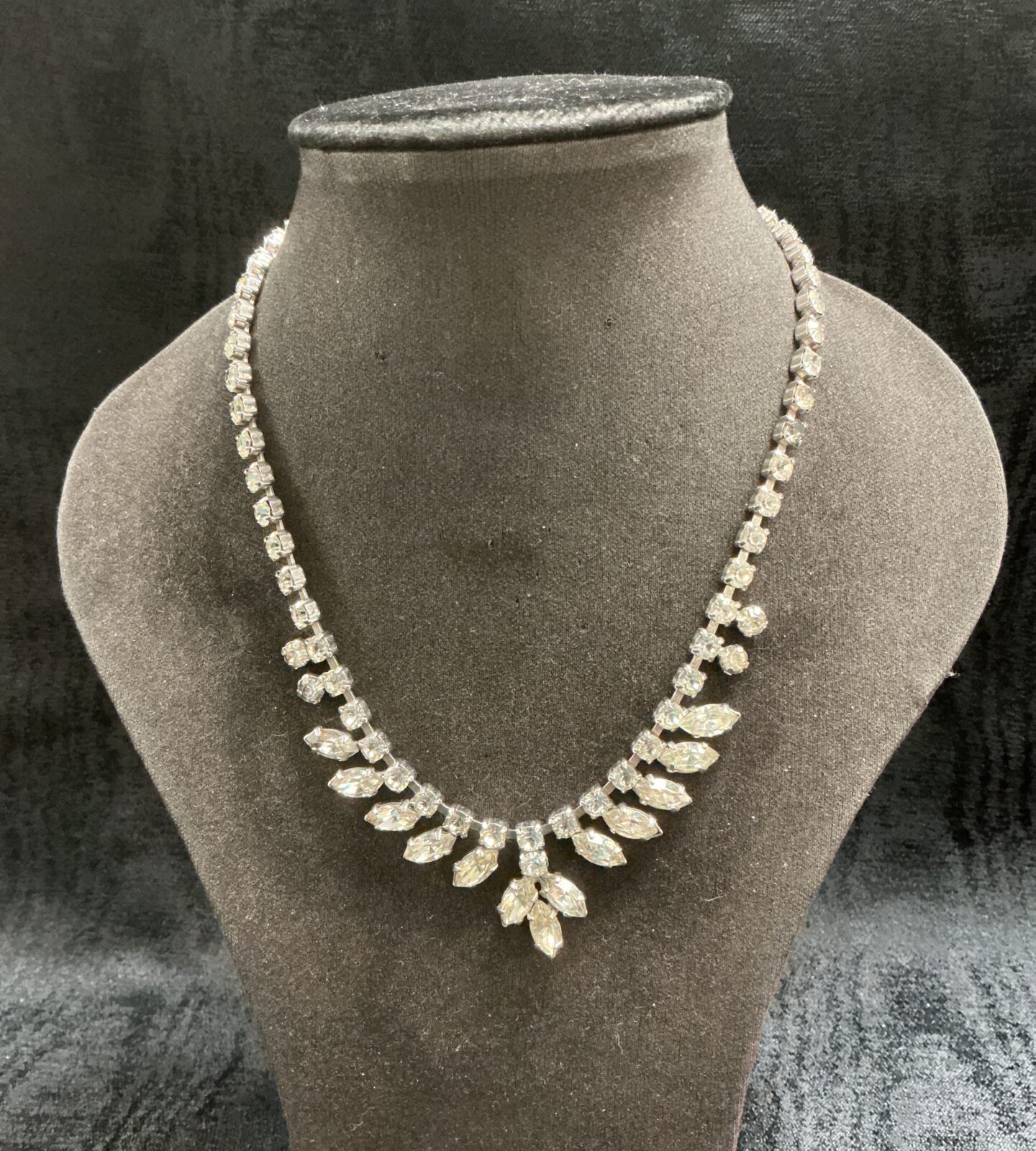 Crystal necklace – Badgers Auctions