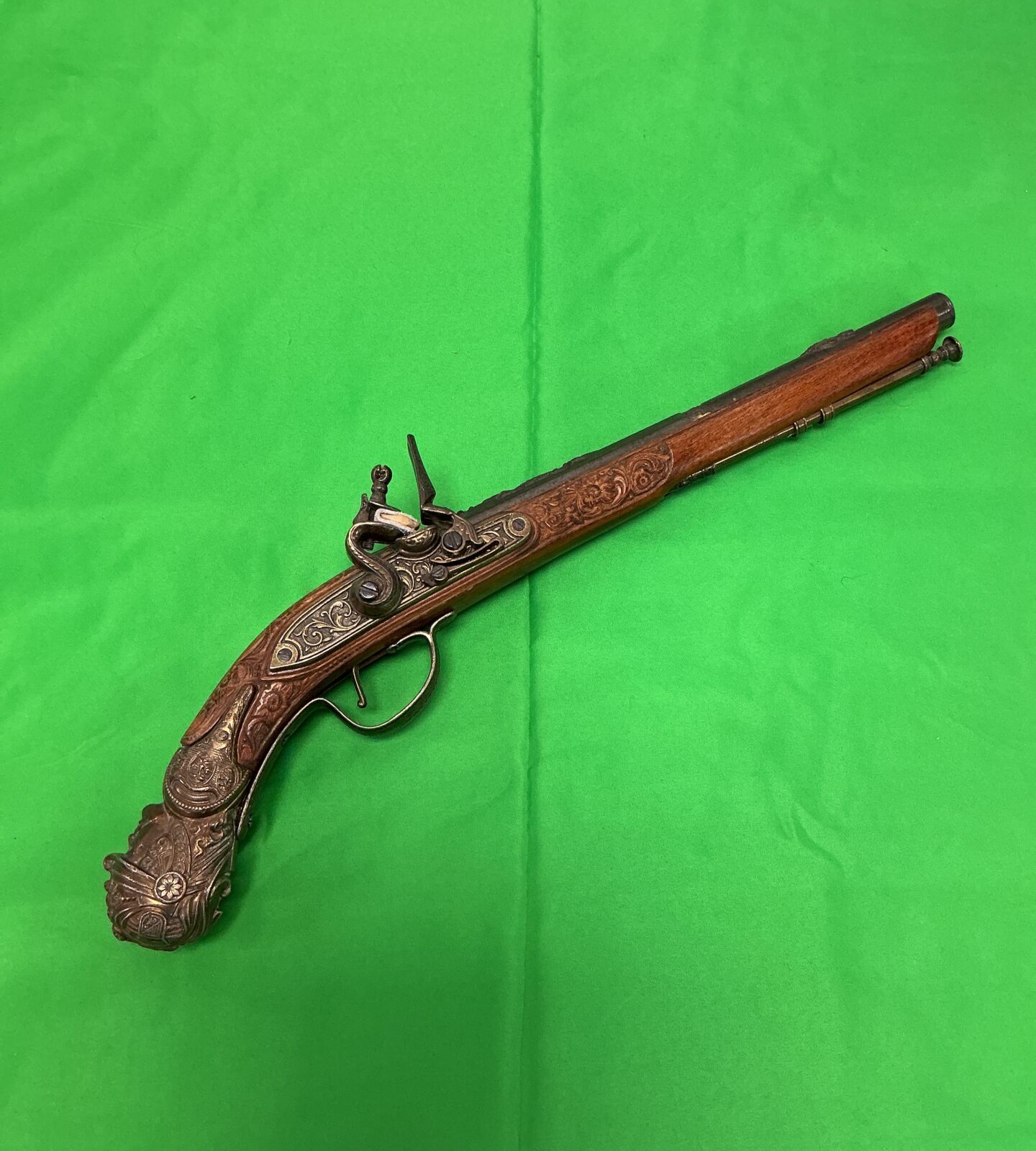Wall hanging flint lock pistol with officer bust grip – Badgers Auctions