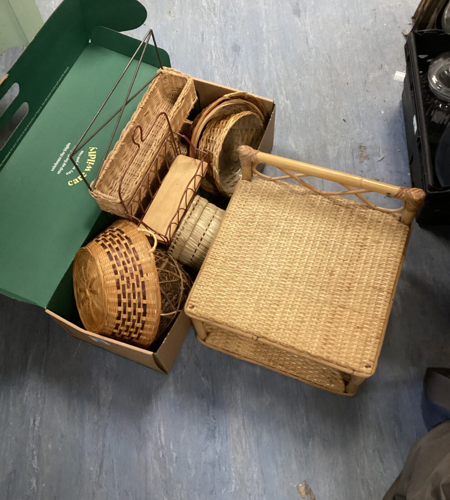 A bundle of wicker bowls, stall and other items – Badgers Auctions
