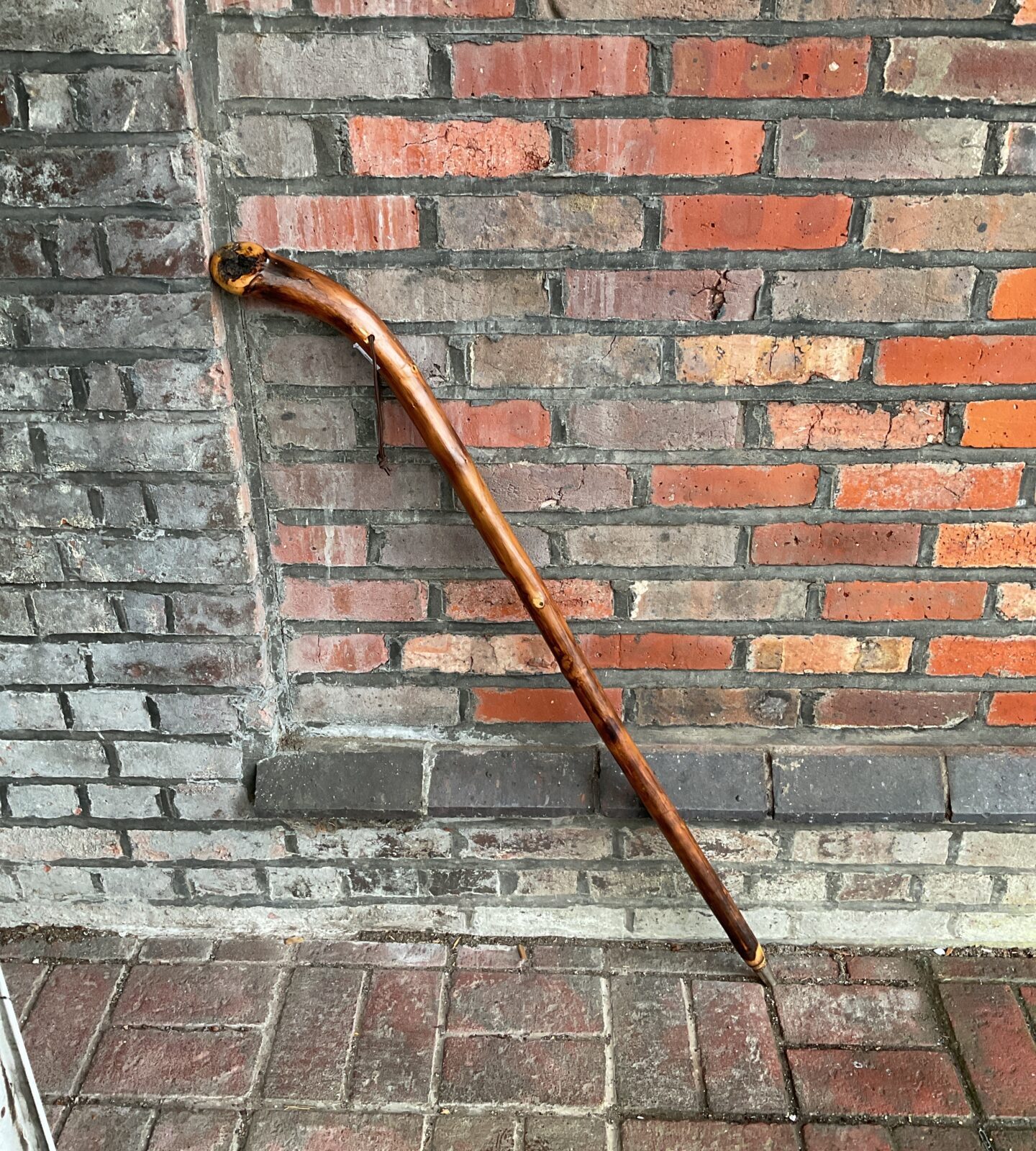 Chunky wooden walking staff – Badgers Auctions