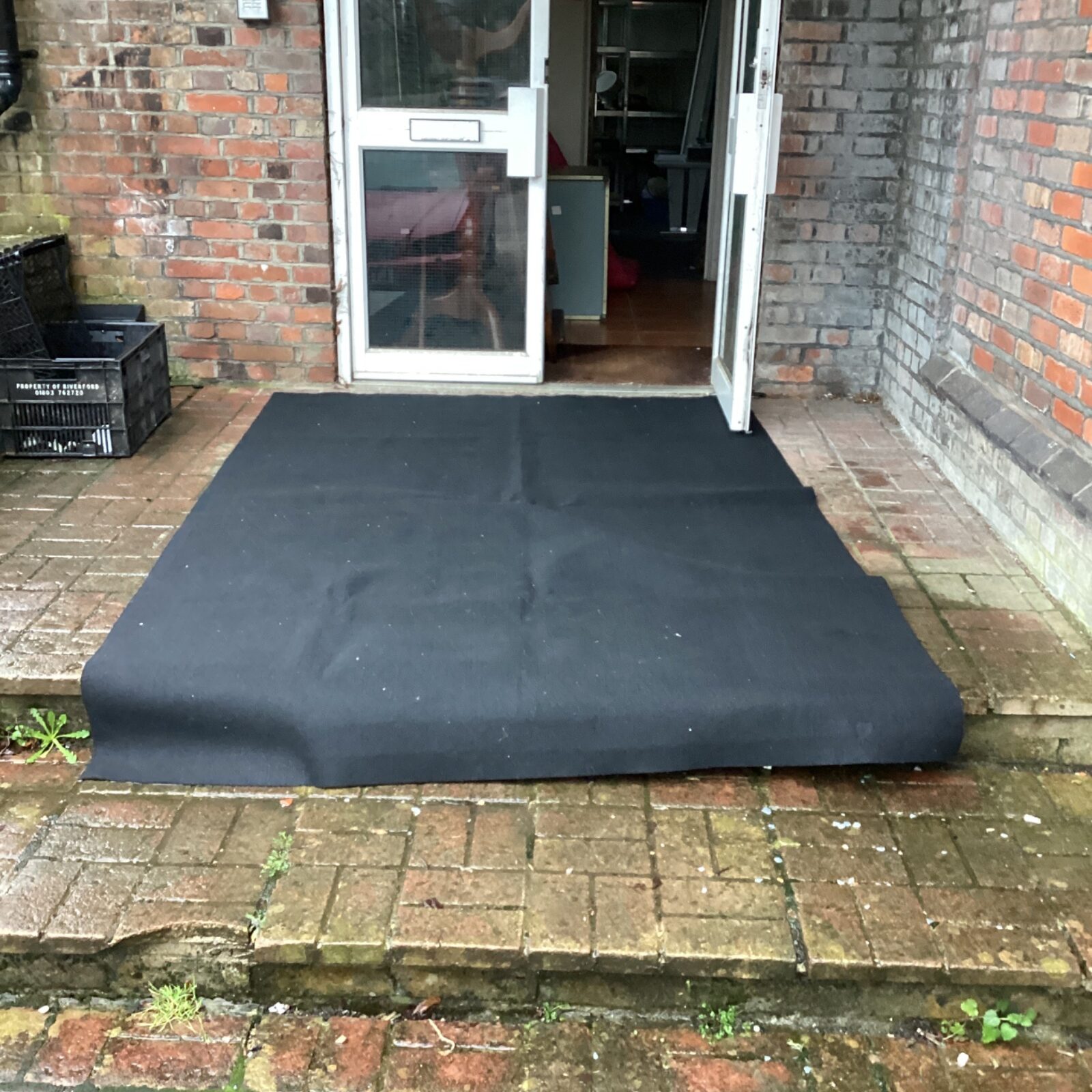 Large black hard wearing shop floor mat – Badgers Auctions
