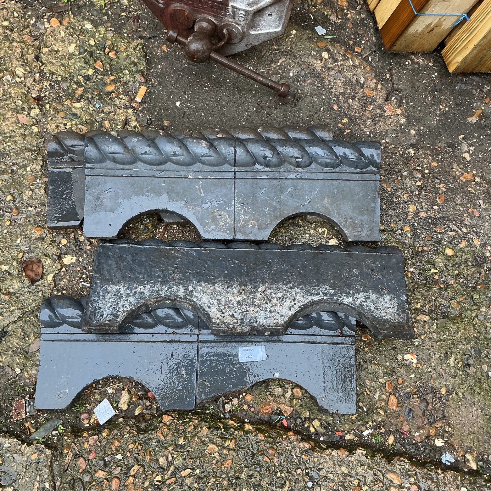 Four Garden edging blocks – Badgers Auctions