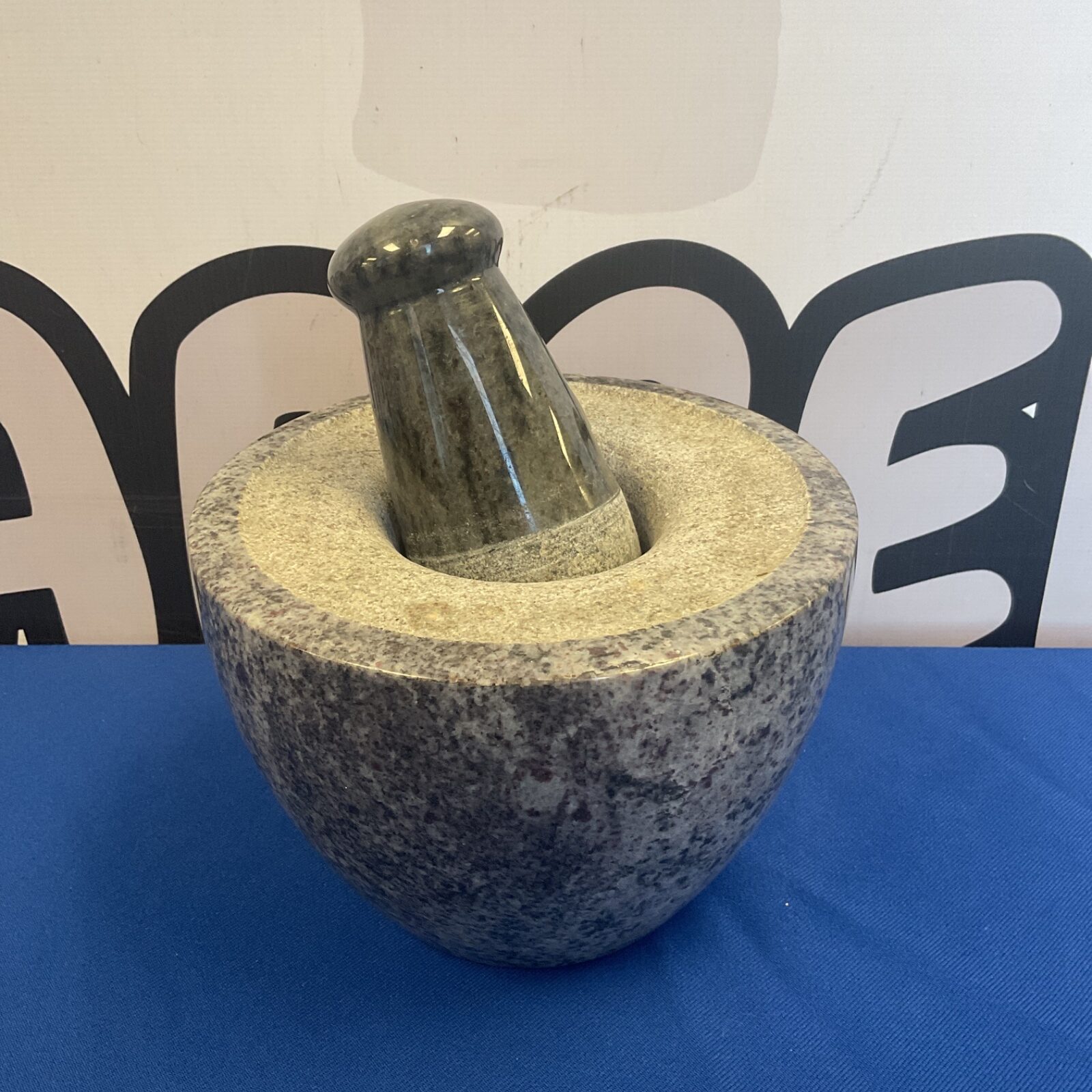 Large granite pestle & mortar – Badgers Auctions