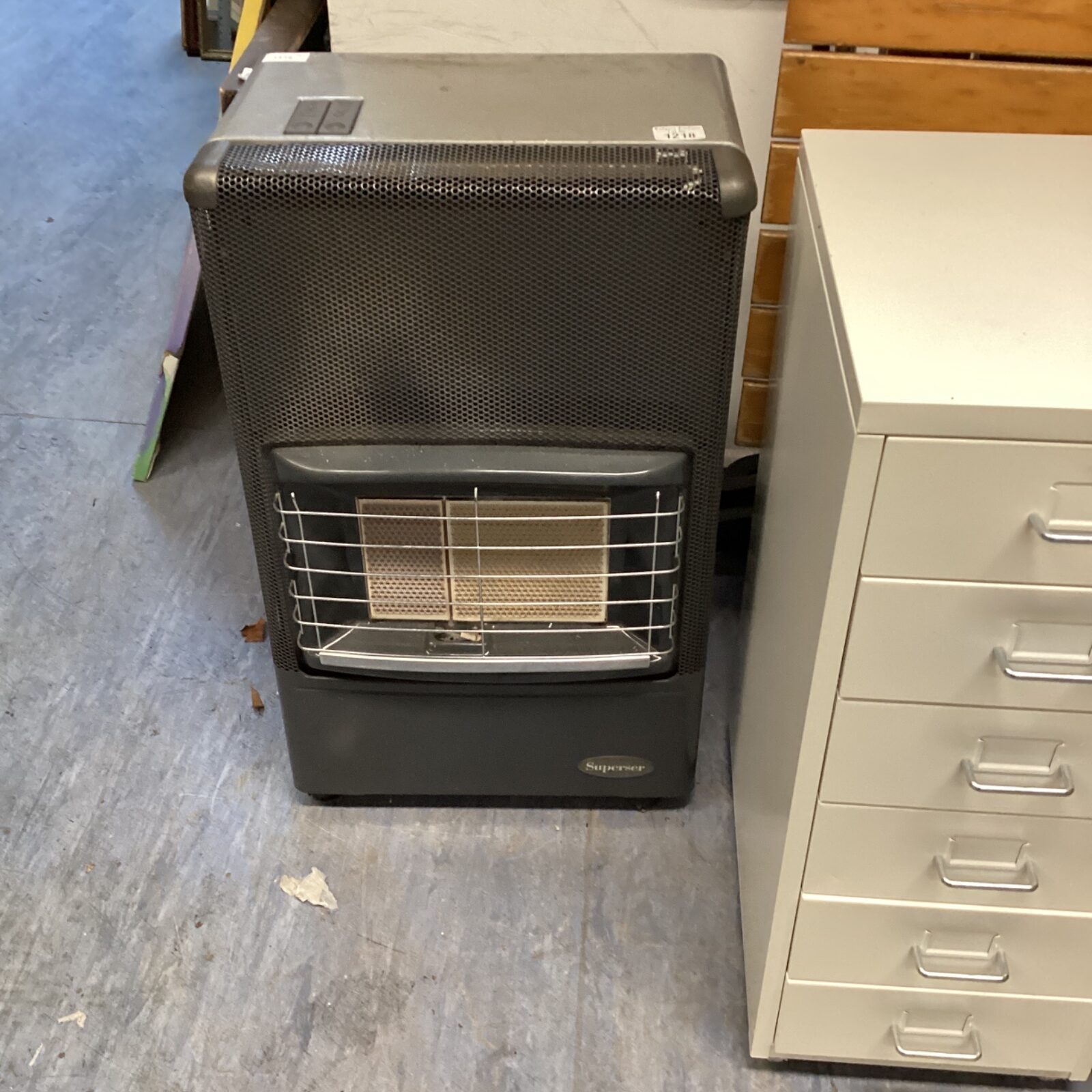 Superser gas heater with calor gas bottle – Badgers Auctions