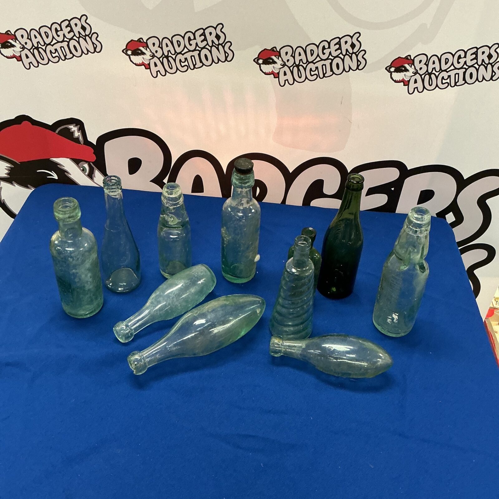 Collection of vintage and antique bottles – Badgers Auctions